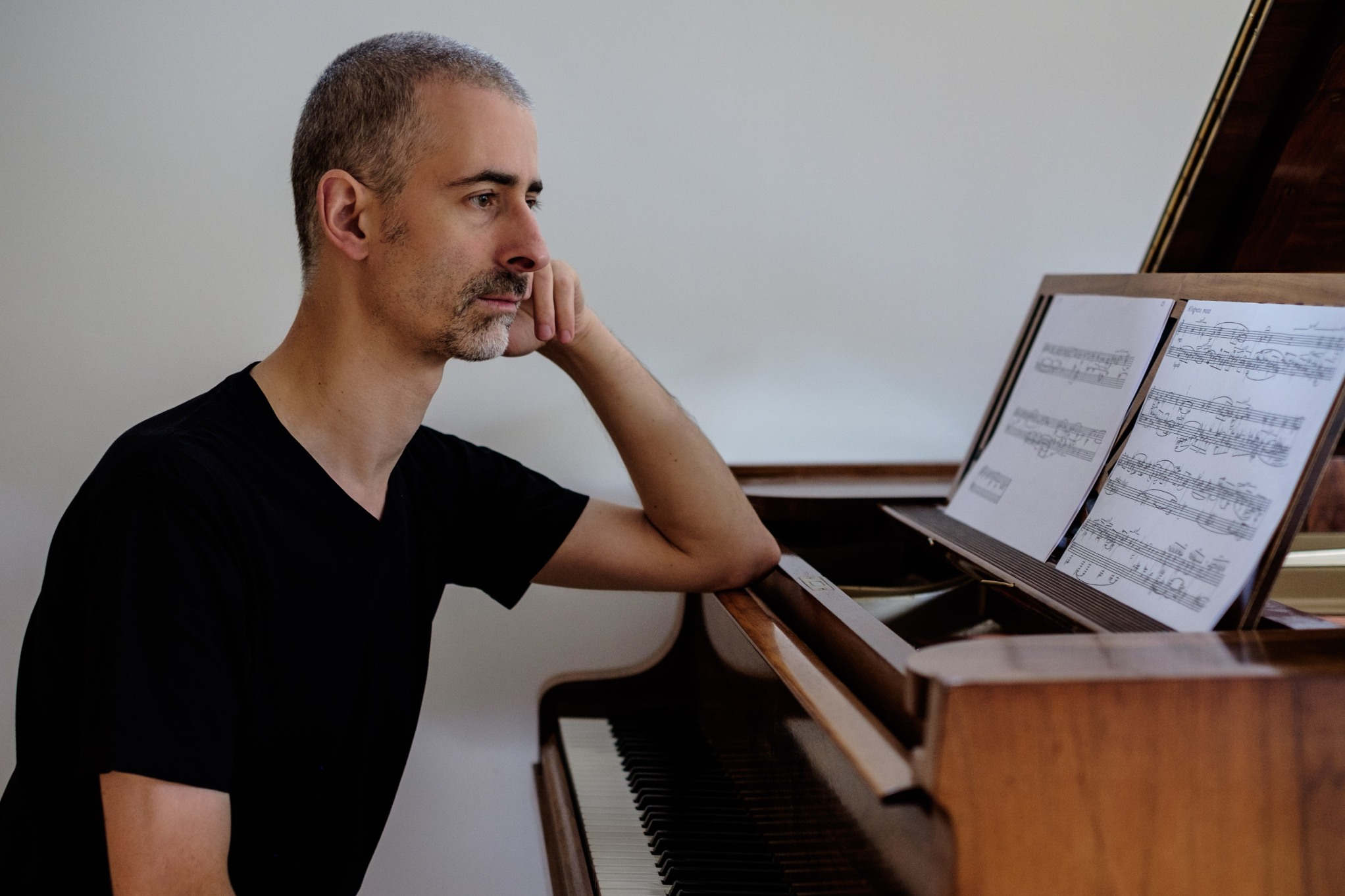 Neu Records | Mark Knoop, pianist and conductor